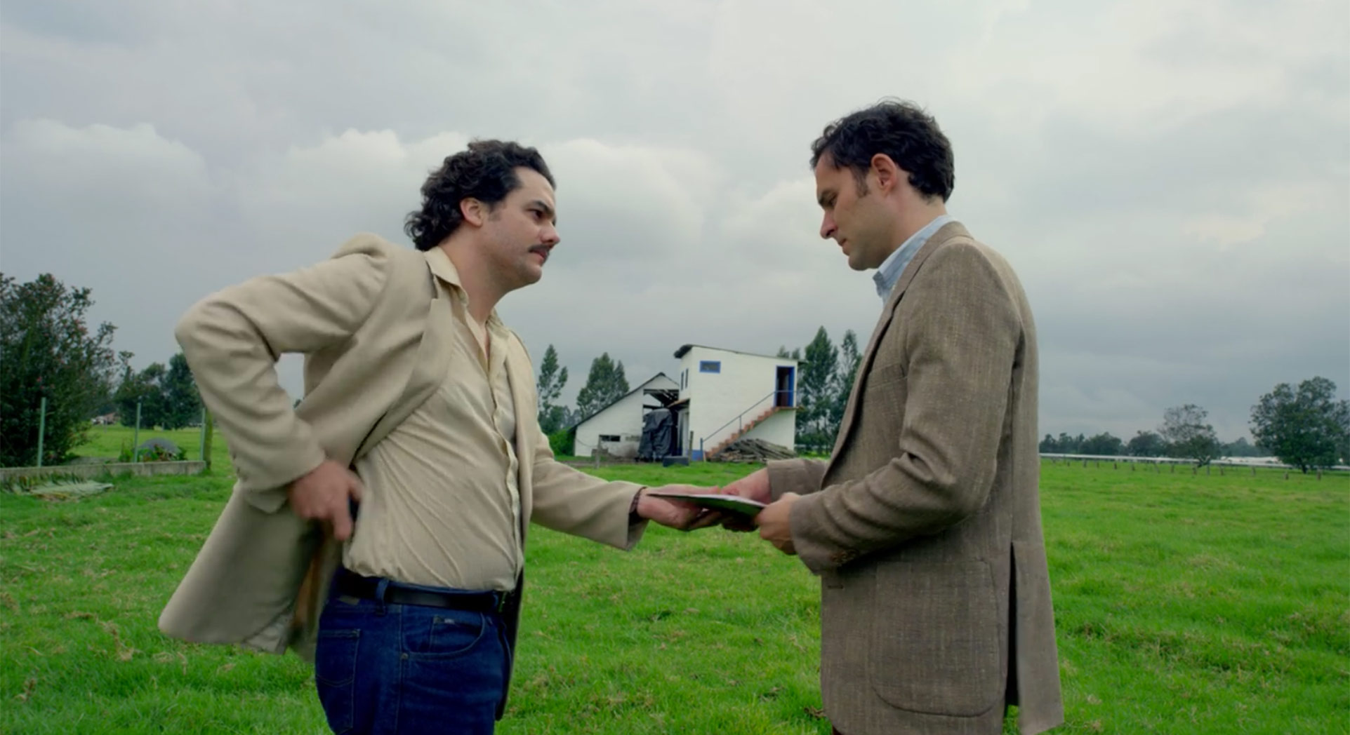 Look vintage: 18 leçons de style de Pablo Escobar dans la série narcos